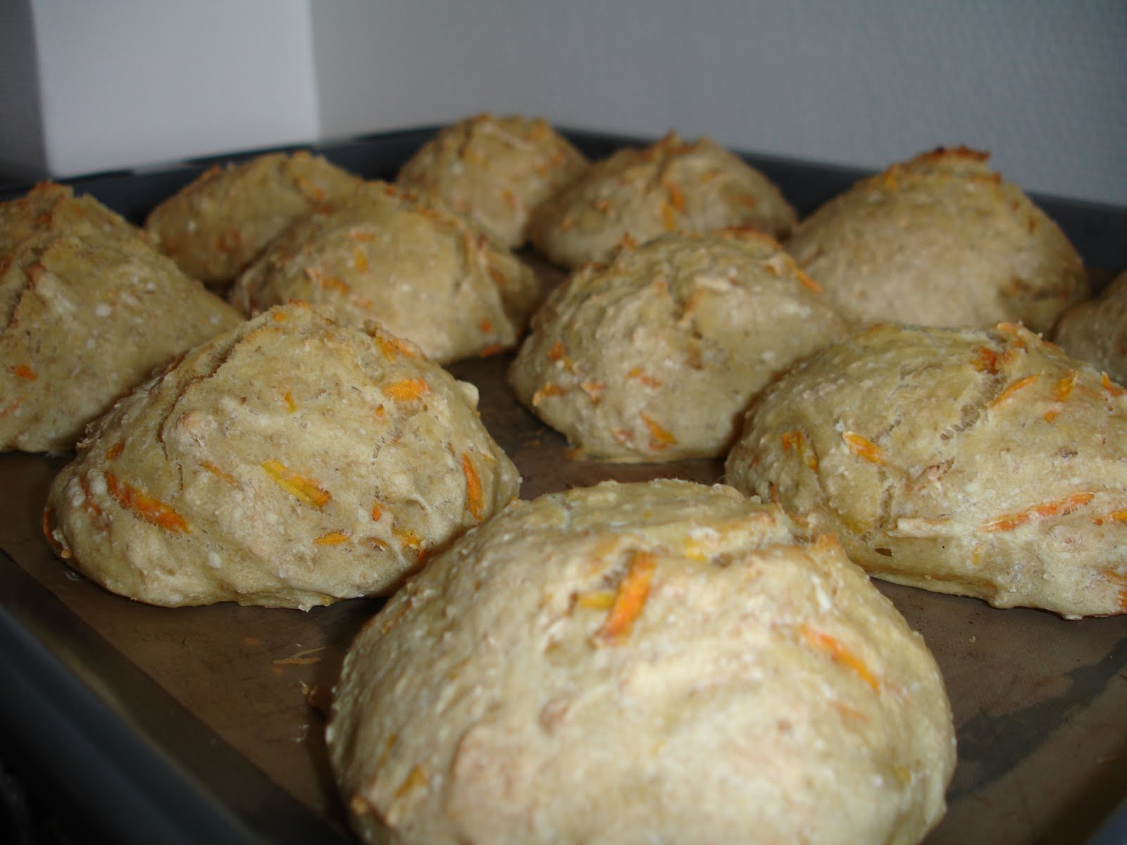 Koldhævede boller med gulerod