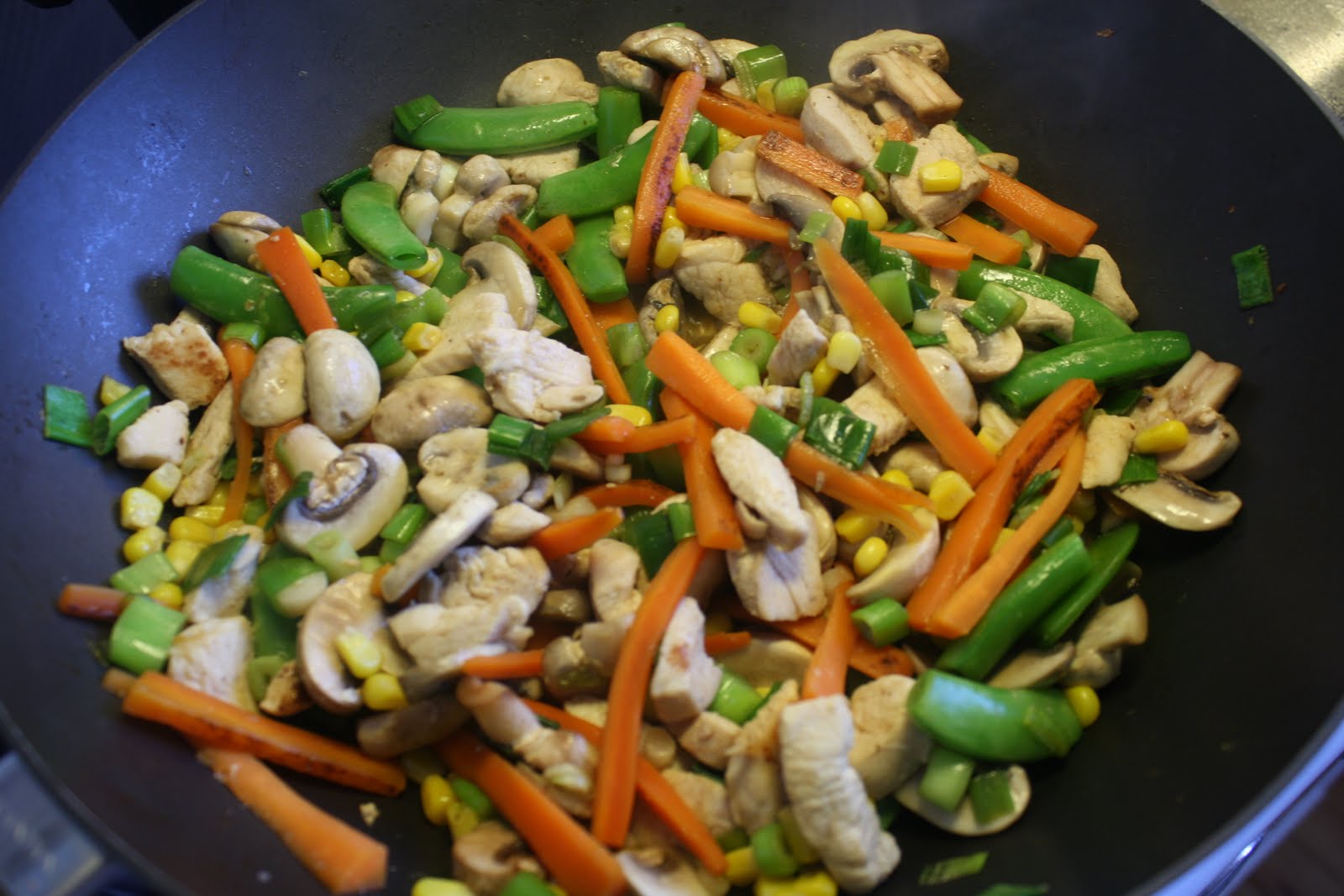 Wok med kylling og friske grøntsager