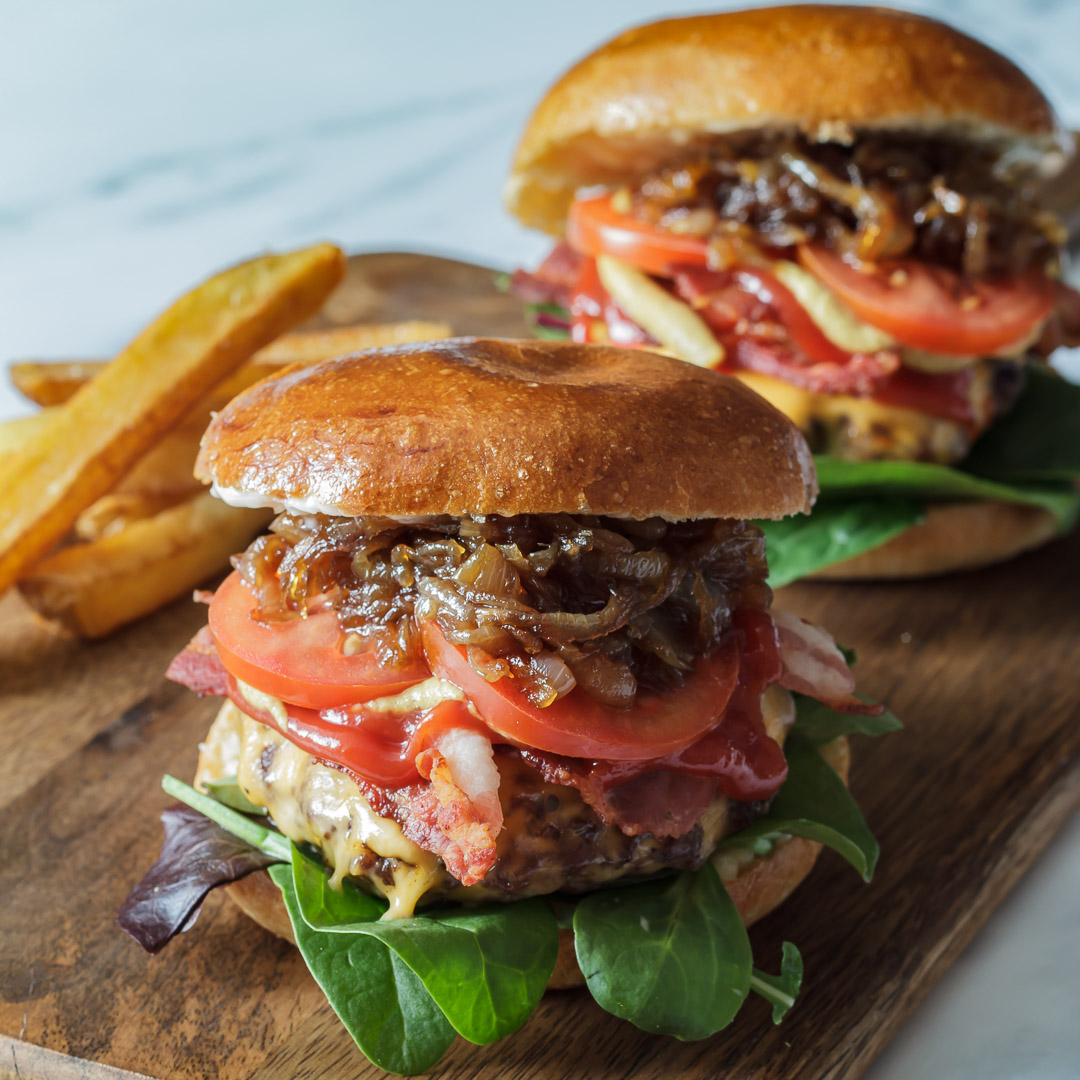 Burger med bacon, ost og karamelliserede løg | SÅ lækker!