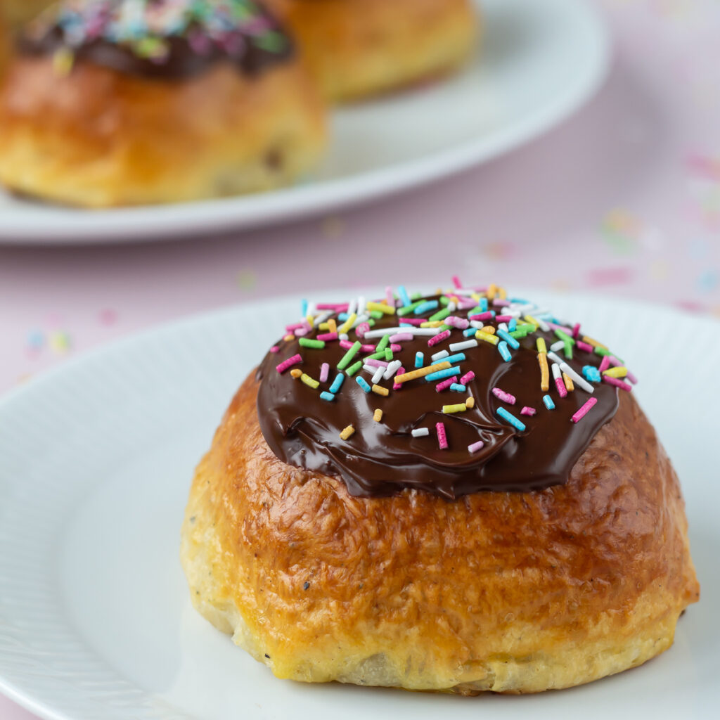 Fastelavnsboller med creme | Nem og lækker opskrift på fastelavnsboller