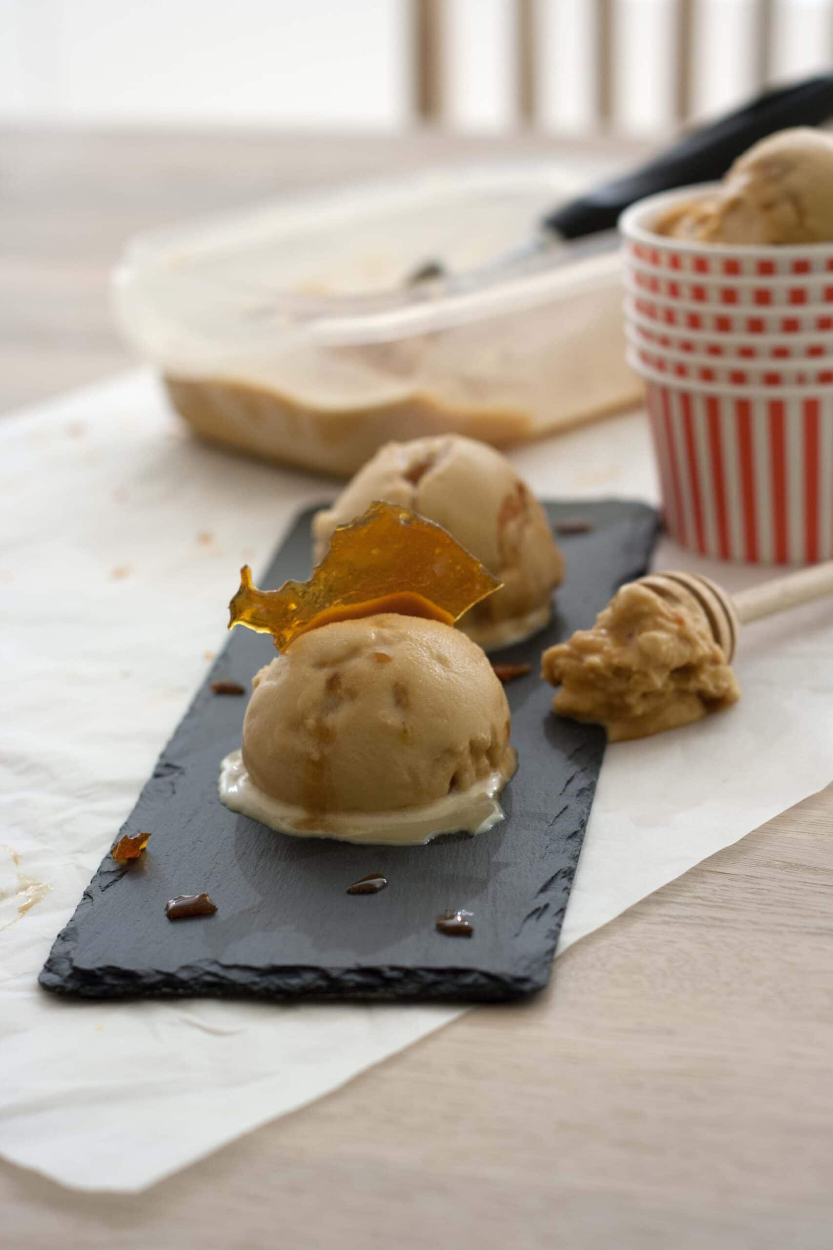 Karamelis - Hjemmelavet is med saltet karamel | Opskrift