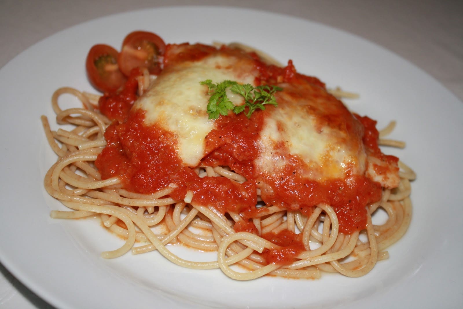 Gratineret fisk i tomatsauce med pasta al limone