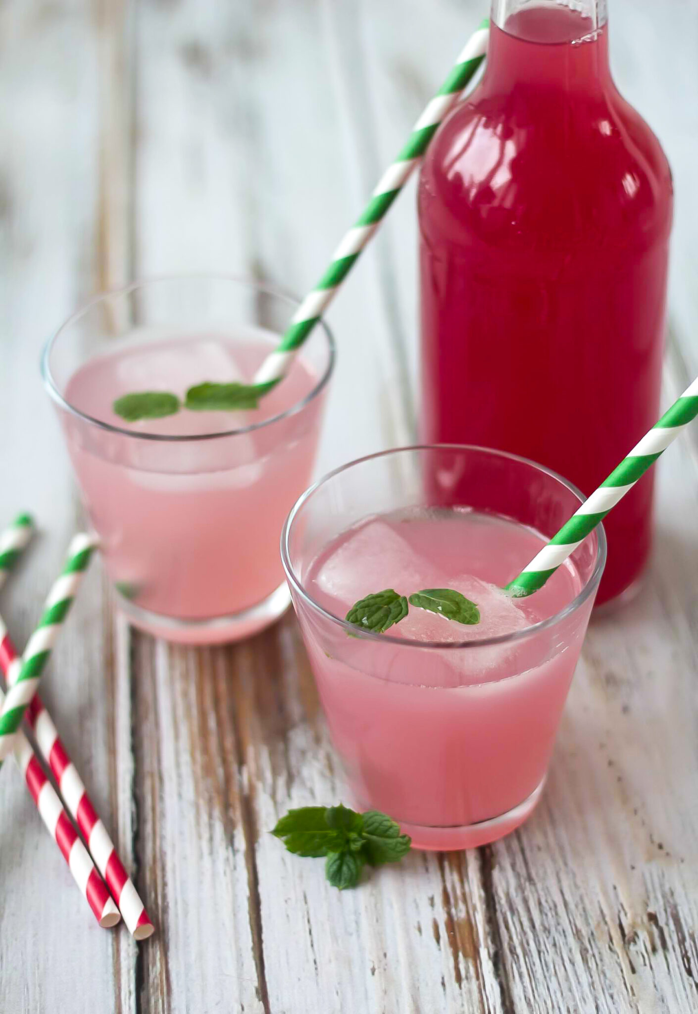 Nem opskrift på hjemmelavet rabarbersaft – klar på 30 minutter!