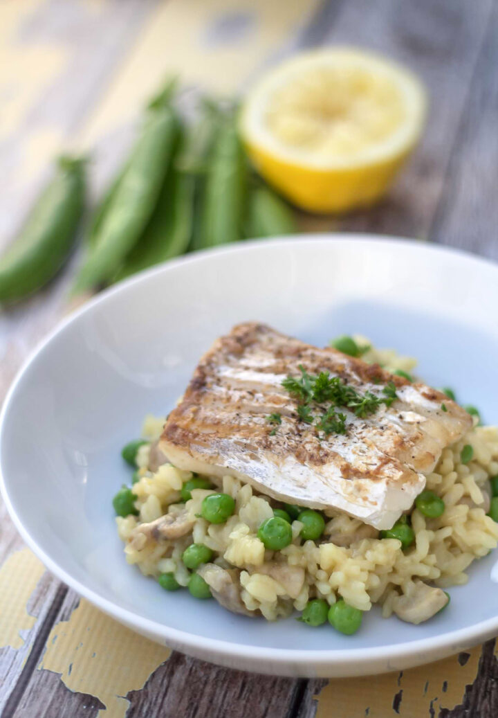 Risotto med svampe, friske ærter og stegt torsk | Opskrift på risotto