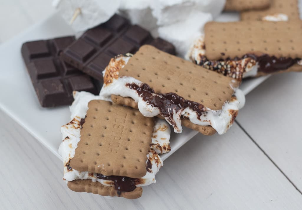 S'mores | Små hapser med kiks, chokolade og skumfidus
