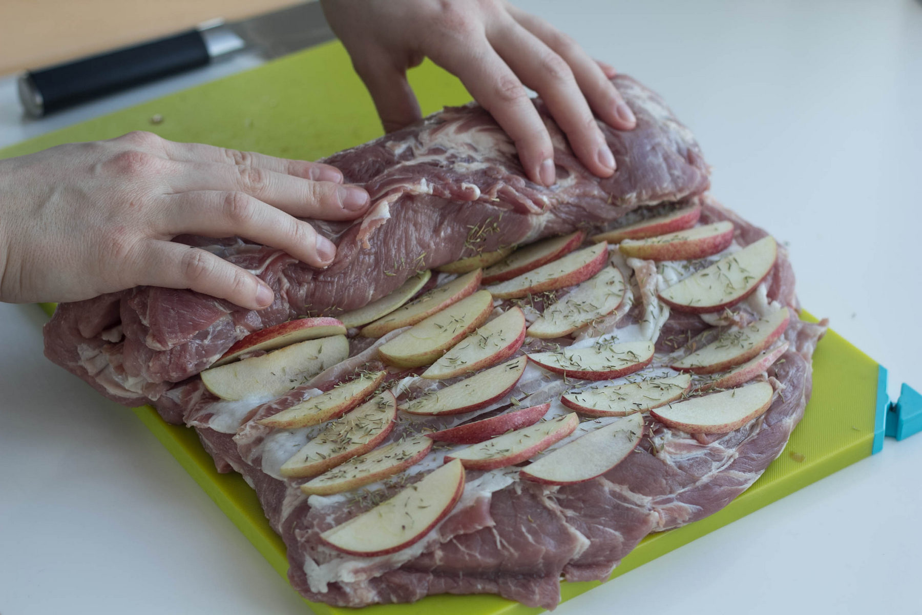 Fyldt nakkefilet med æbler og bacon