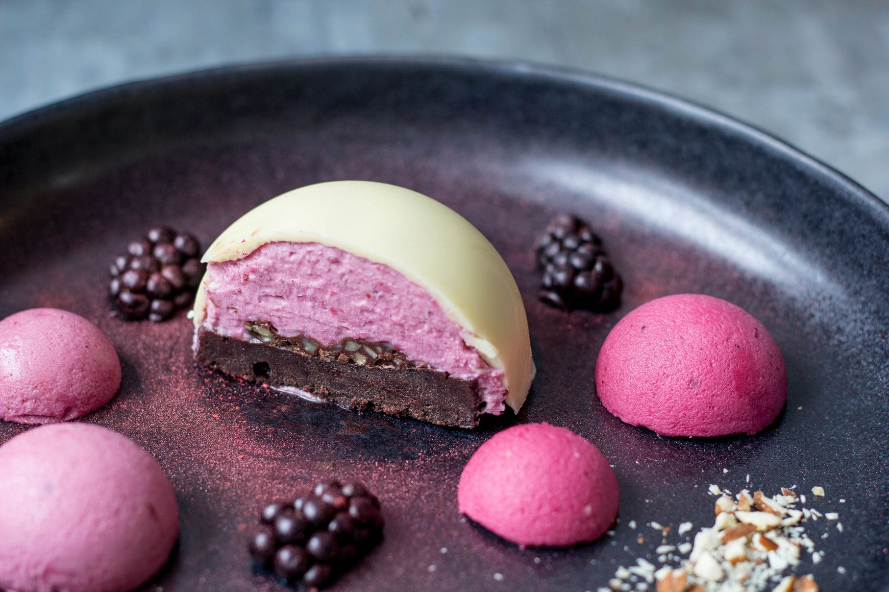 Brombærbomber i hvid chokoladeskal | Perfekt dessert til nytår