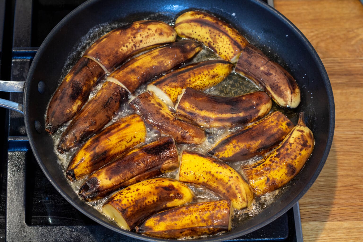 Banankage med flamberede bananer og chokolade | Super lækker kage!