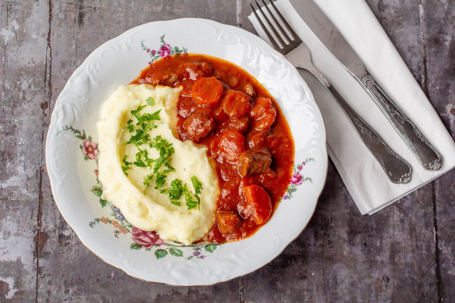 Gullash opskrift - den lækreste klassiske ungarske simreret