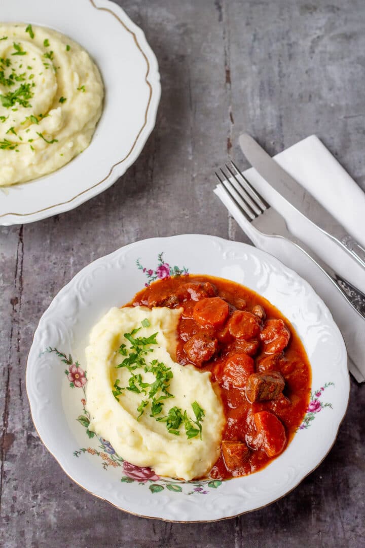 Gullash opskrift - den lækreste klassiske ungarske simreret