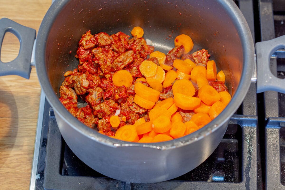 Gullash opskrift - den lækreste klassiske ungarske simreret