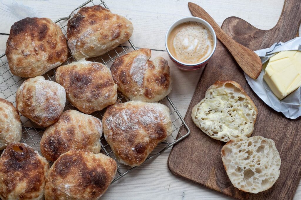 Sprøde boller med masser af lufthuller | Nemme at bage og super lækre!