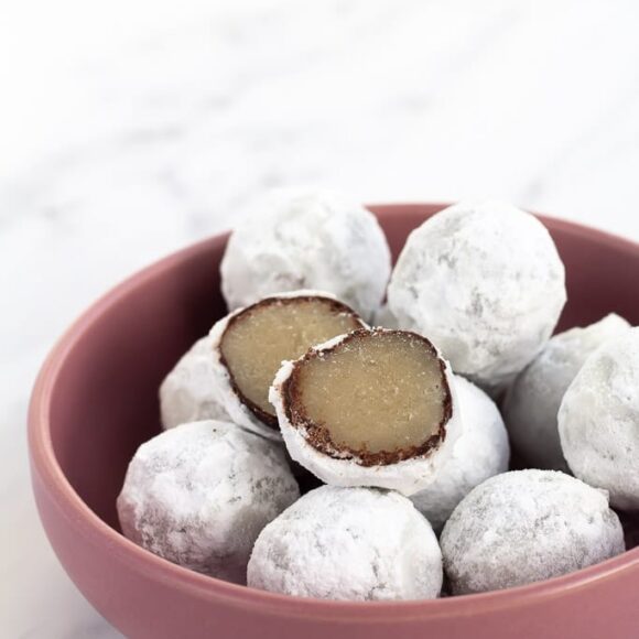 Snebolde med marcipan og sprød sukkerskal