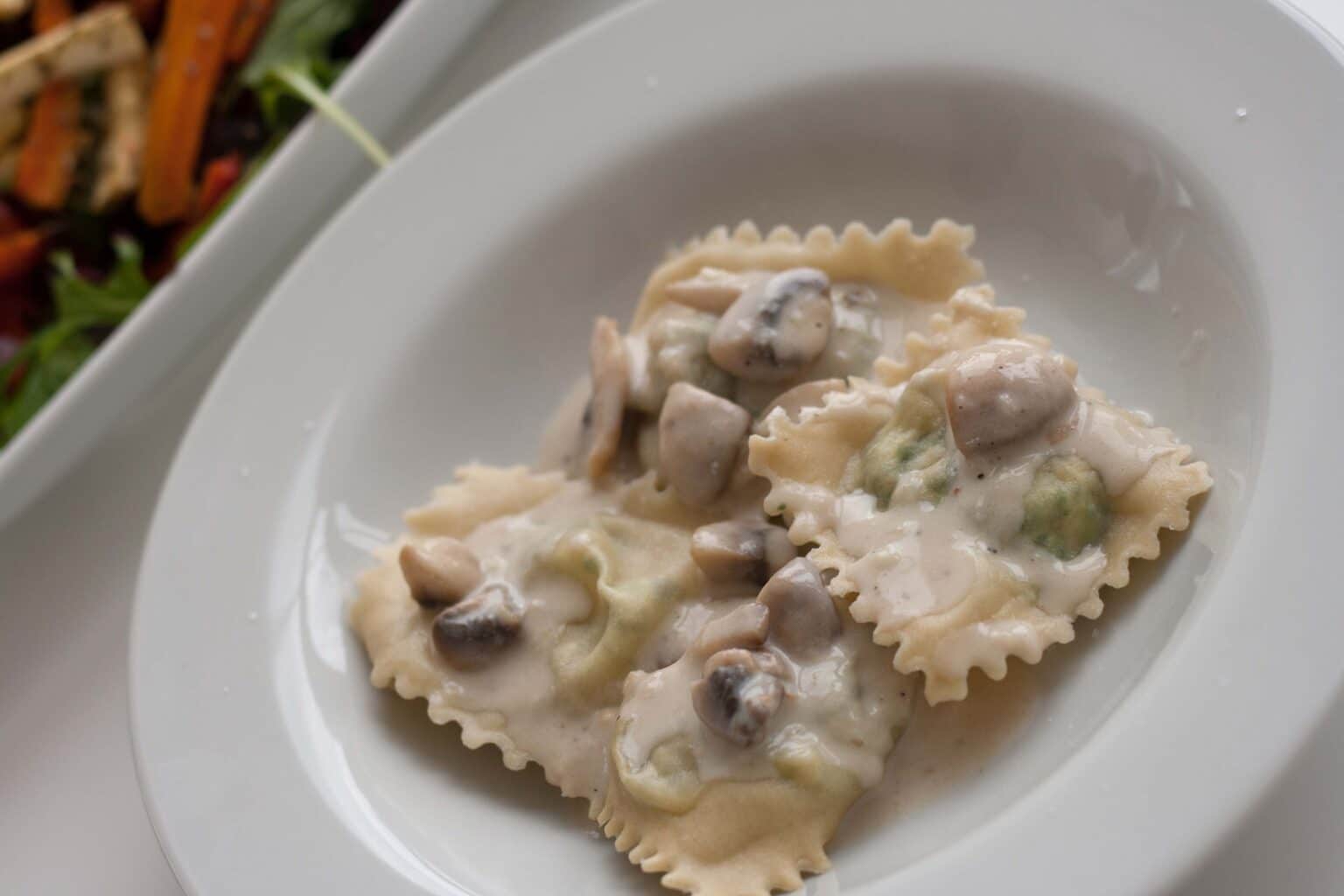 Ravioli med ricotta og spinat med champignon/fløde sauce