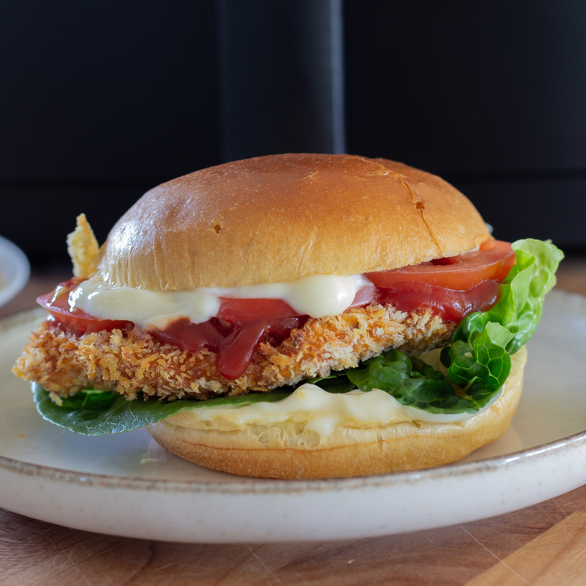 Crispy kyllingeburger | Burger med pankopaneret kylling | Airfryer