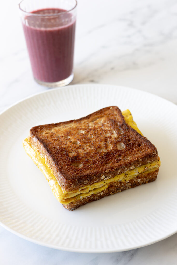 Toast med æg | Lækker omelet toast med æg og ost