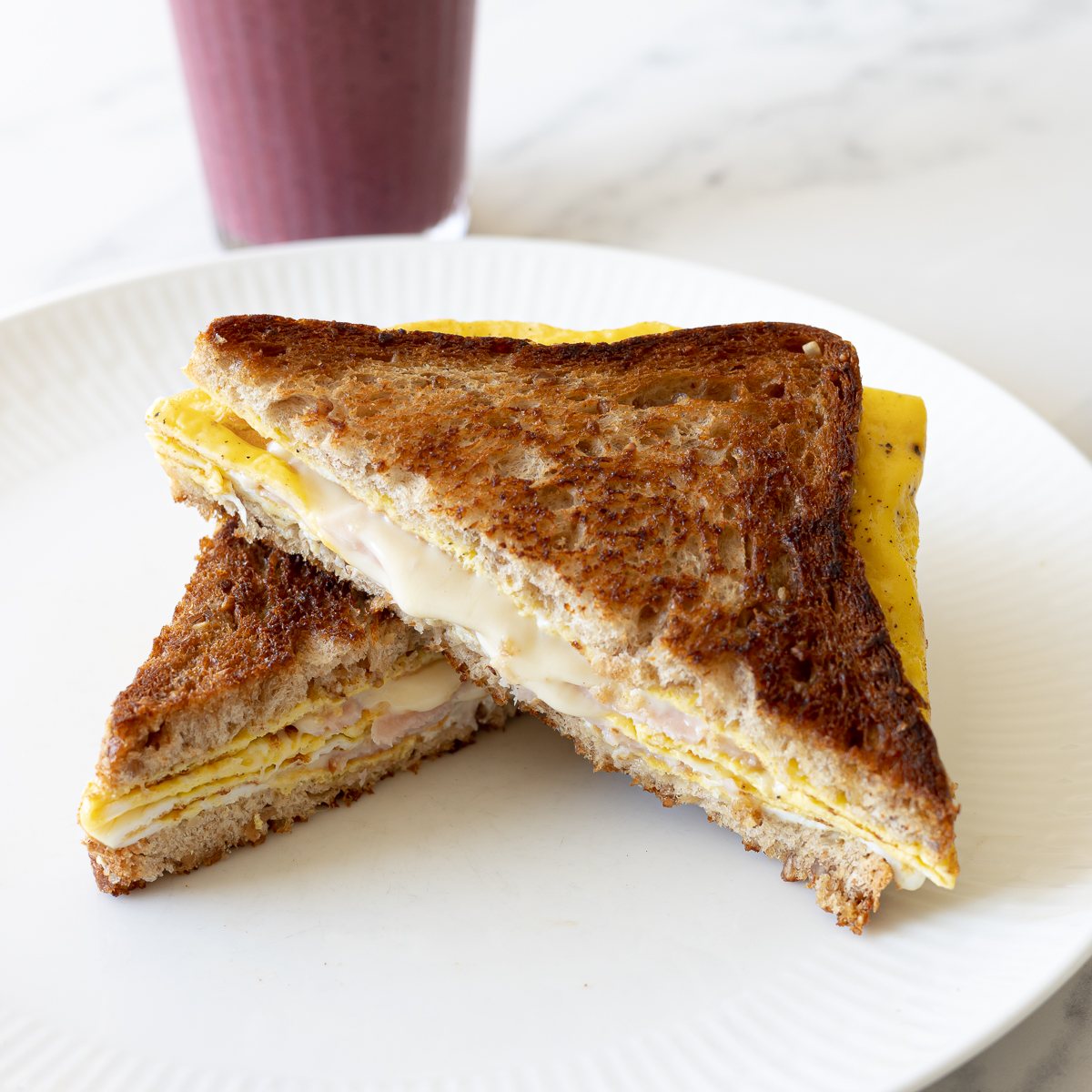 Toast med æg | Lækker omelet toast med æg og ost