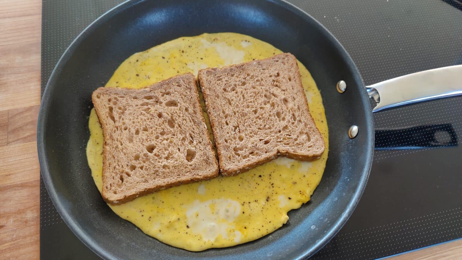 Toast med æg | Lækker omelet toast med æg og ost