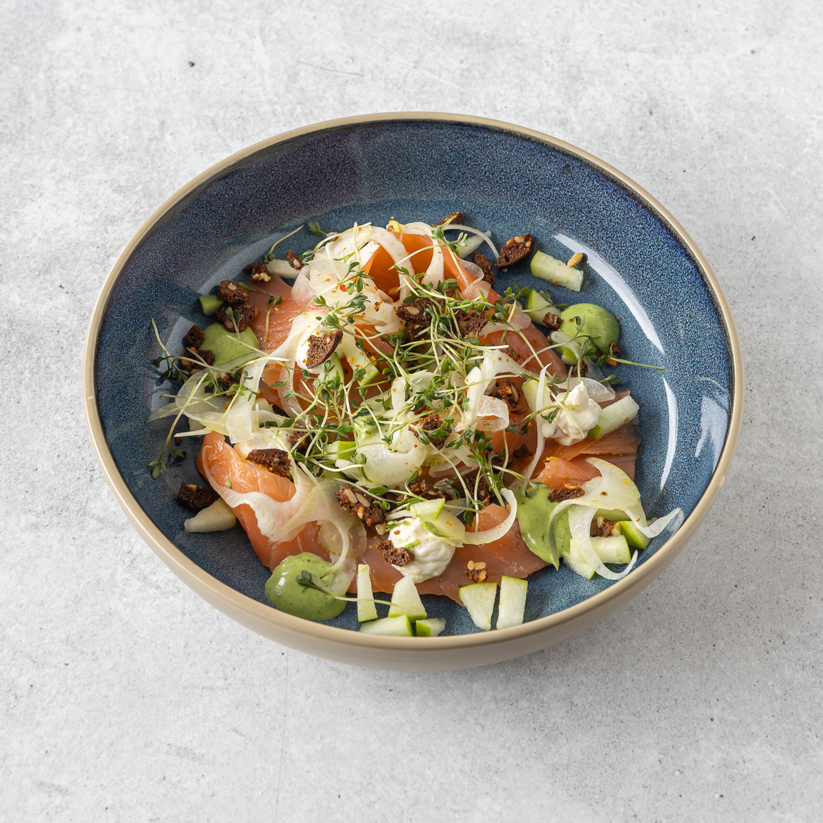 Forret med røget laks og syltet fennikel